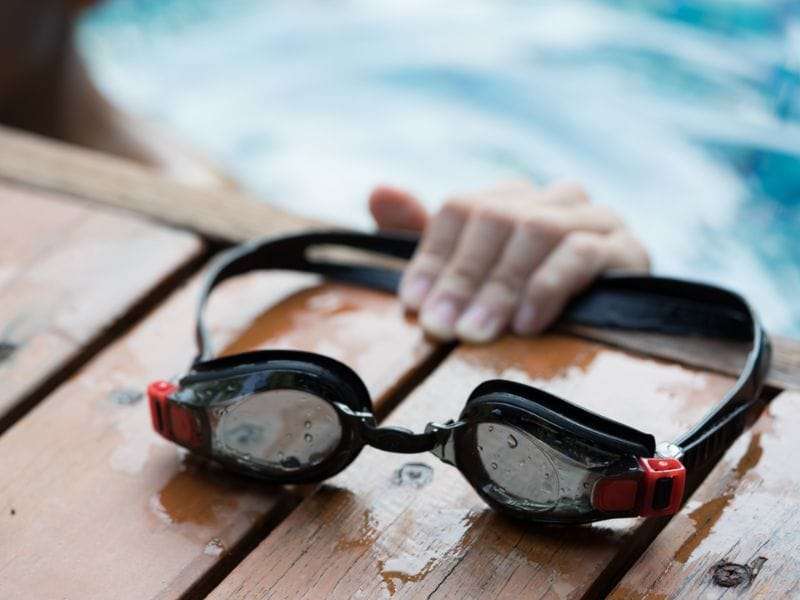 Kính bơi bị mờ xử lý như thế nào? - Coolmate